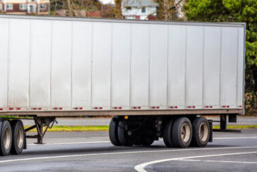 Comparing Reefer Freight, Dry Van, and Flatbed | Great Plains Transport